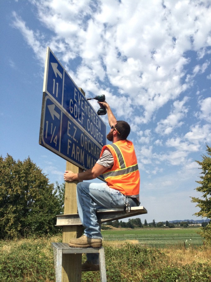 OTE Staff Install Tourist Oriented Directional Signs - Oregon Travel ...